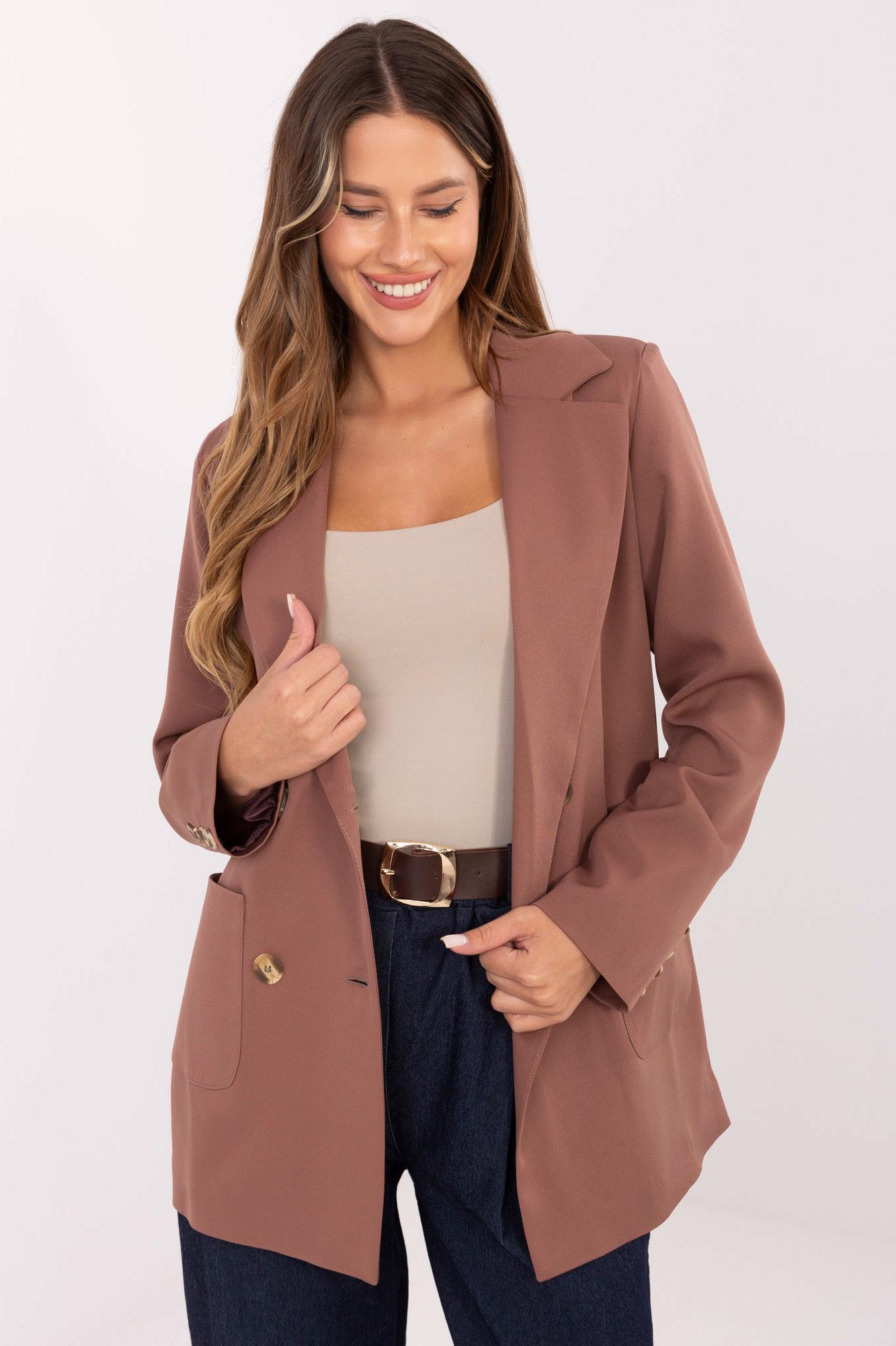 MladaModa Dvouřadé sako s kapsami model 95604 barva cappuccino - GLAMI.cz