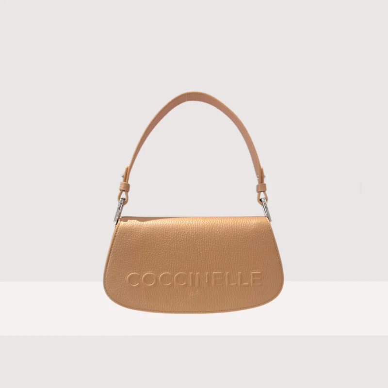COCCINELLE MYRTHA MAXI LOGO KOŽENÁ MINI BAG SKIN SS25 - GLAMI.cz