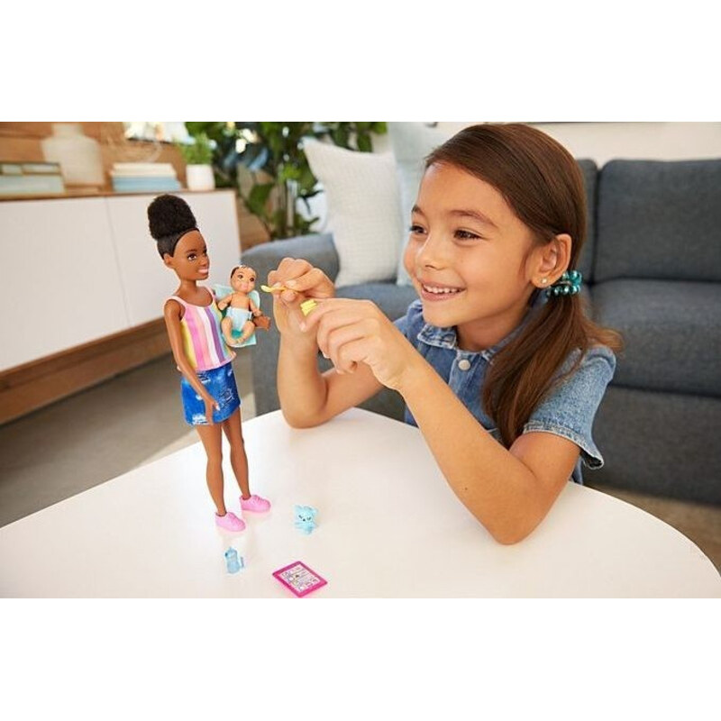 Mattel Barbie Chůva černoška + miminko s doplňky GRP12 - GLAMI.cz